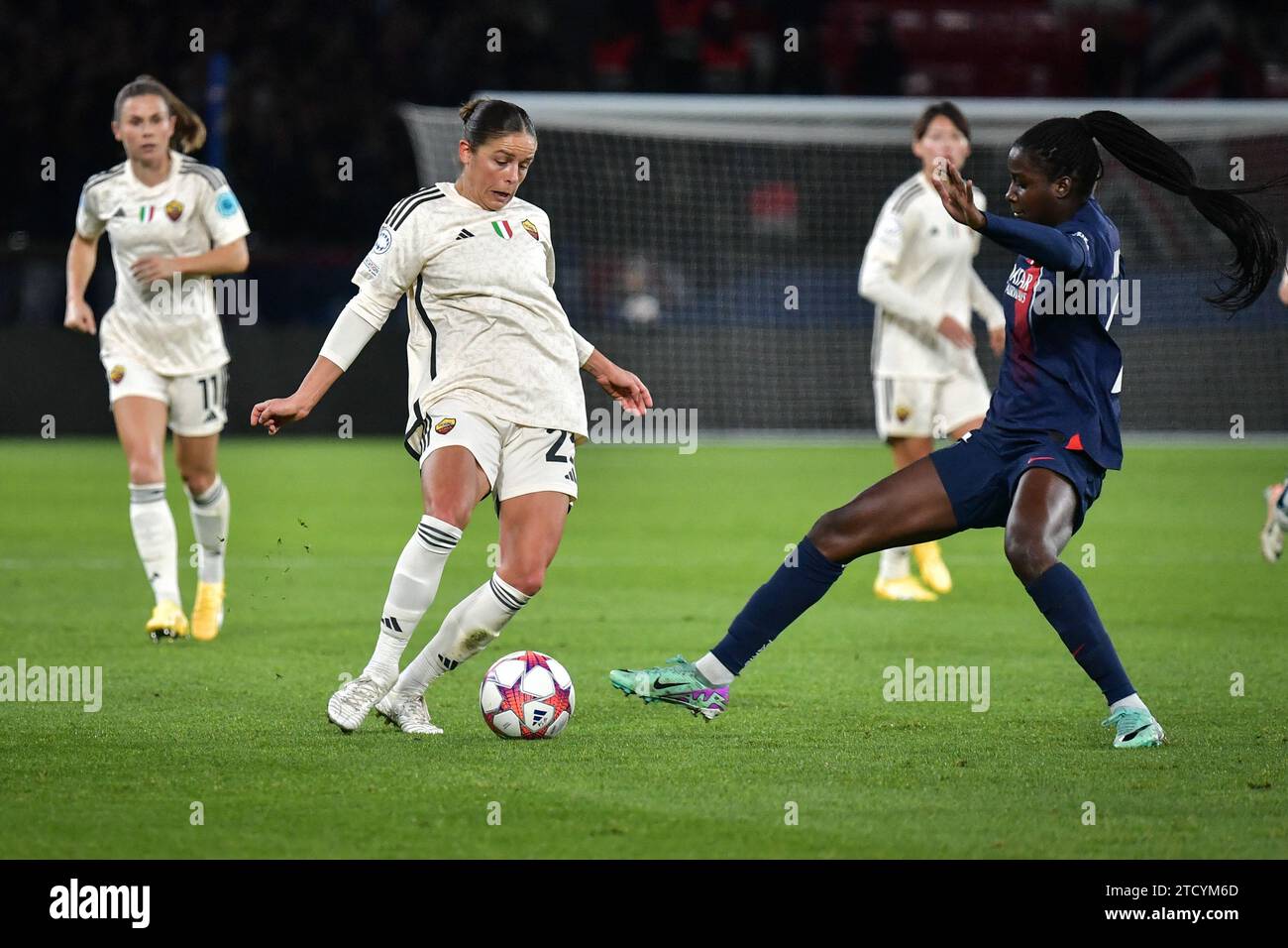 ALS Roma-Mittelfeldspielerin Laura Feiersinger (C) kämpft am 14 ...