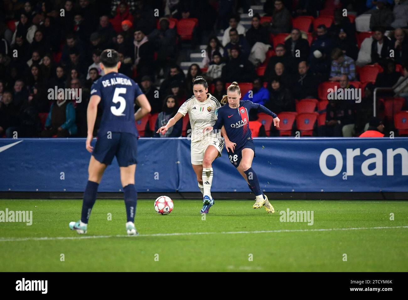 Jade Le Guilly (R) aus Paris Saint-Germain kämpft am 14. Dezember 2023 ...