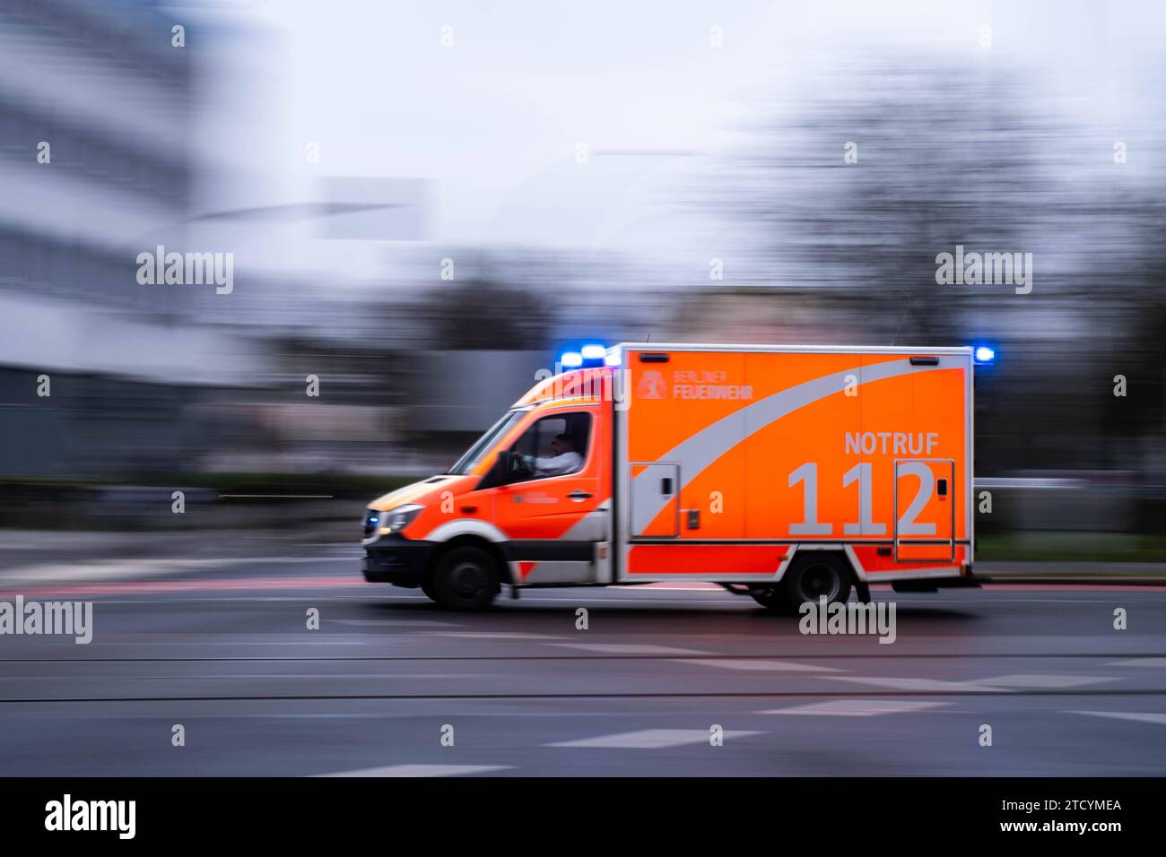 Rettungswagen RTW der Berliner Feuerwehr fährt mit Blaulicht durch ...
