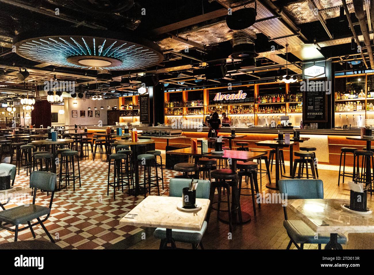 Innenraum der Arcade Food Hall im Battersea Power Station, London ...