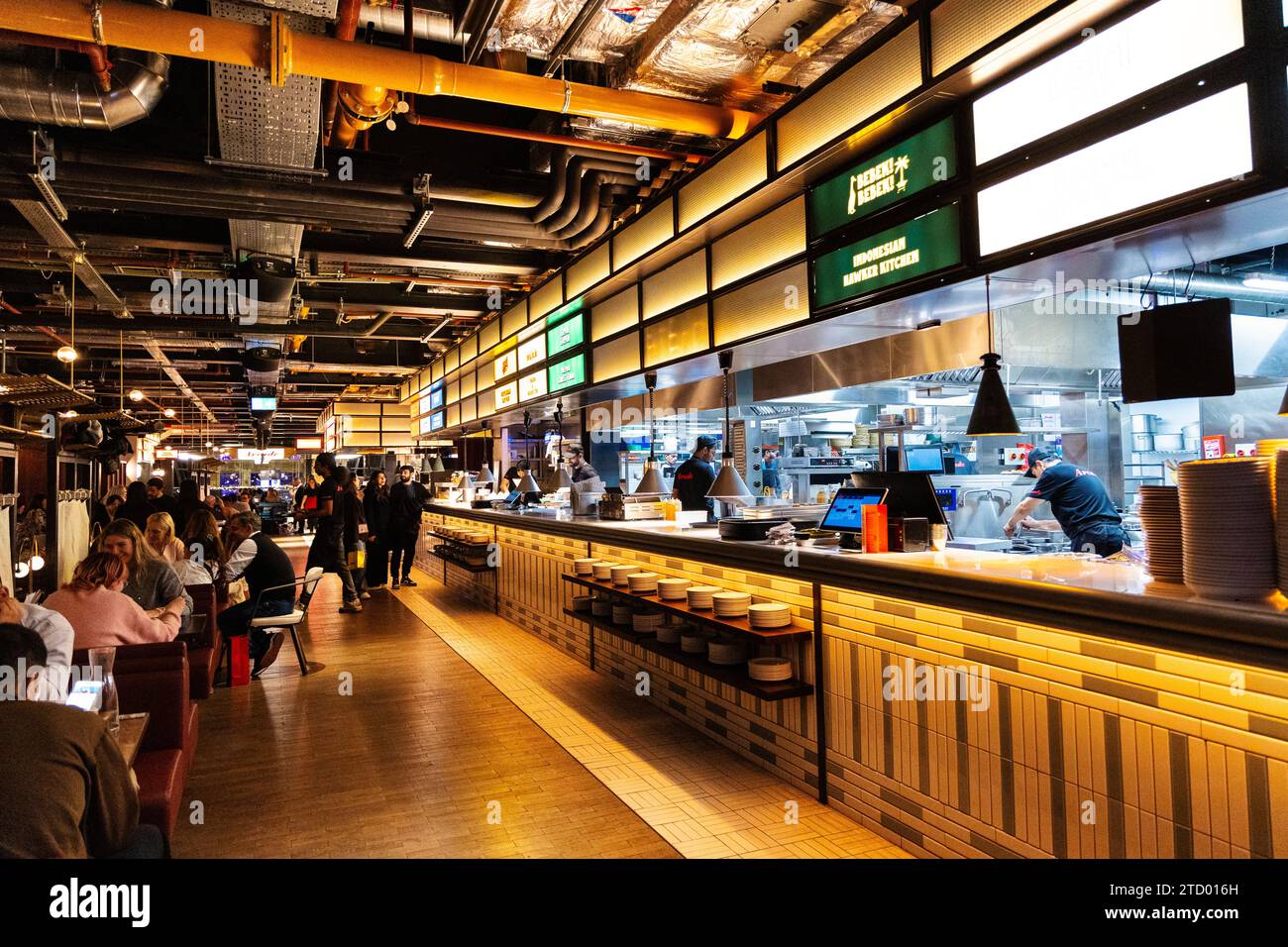 Innenraum der Arcade Food Hall im Battersea Power Station, London ...