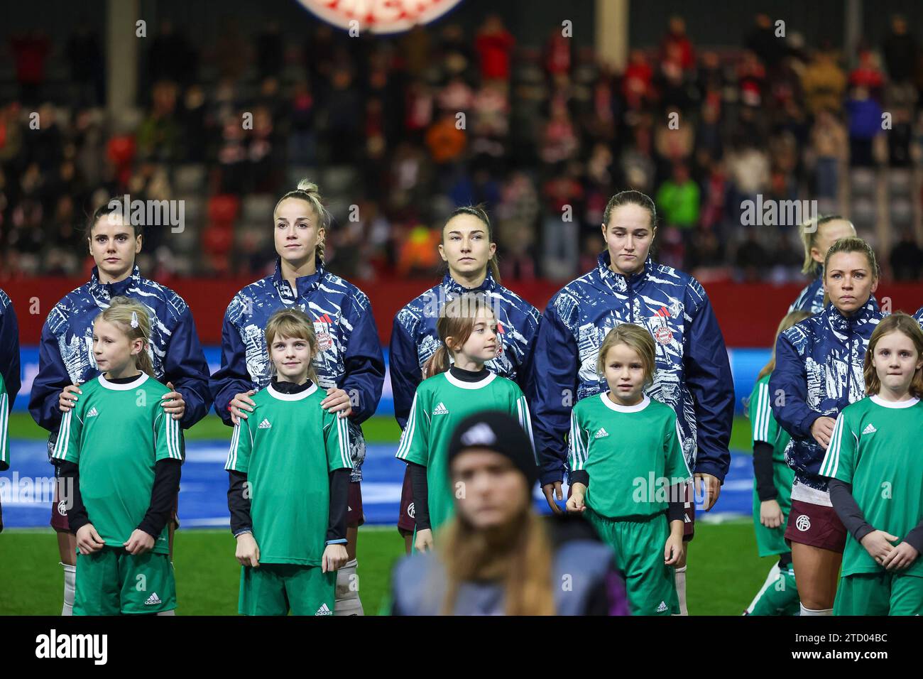 Sarah Zadrazil (FC Bayern München, #25) mit Giulia Gwinn (FC Bayern ...