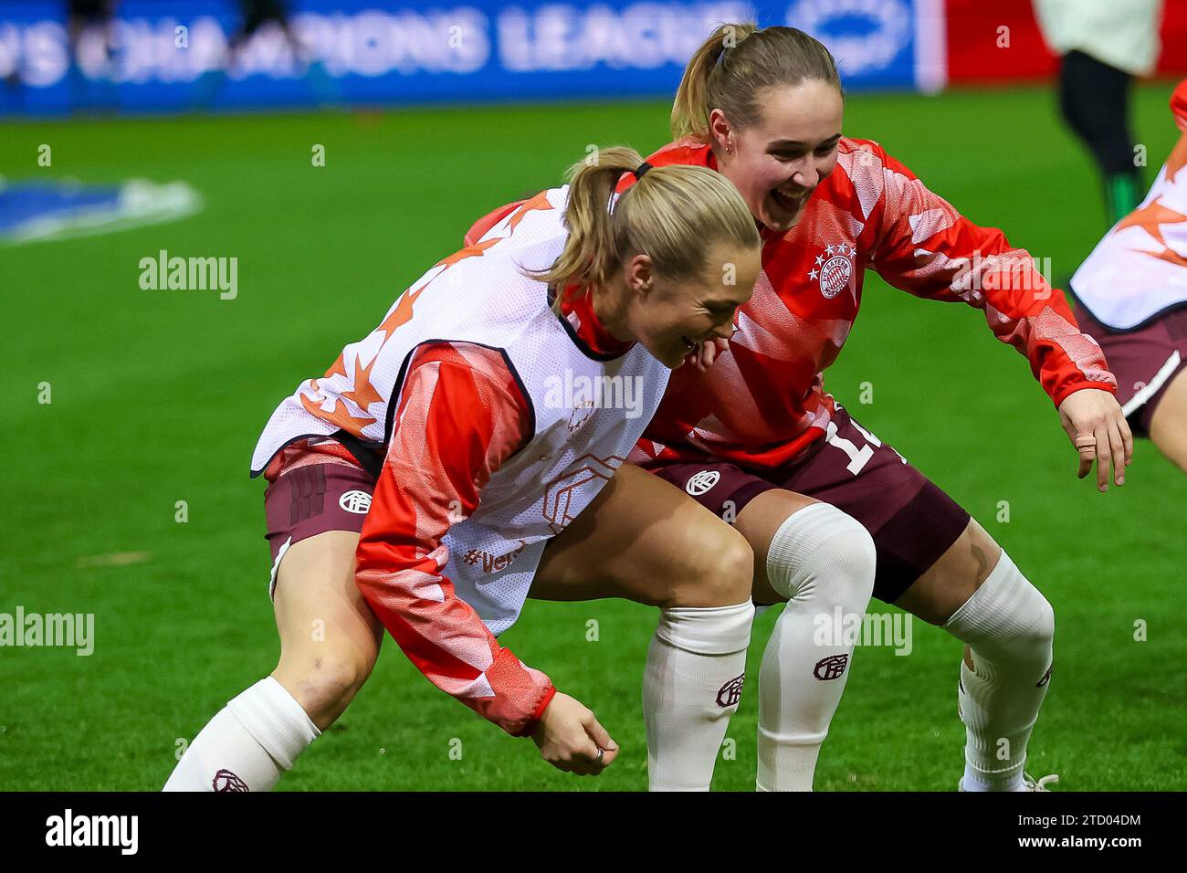 Magdalena Eriksson (FC Bayern München, #05) mit Sydney Lohmann (FC ...