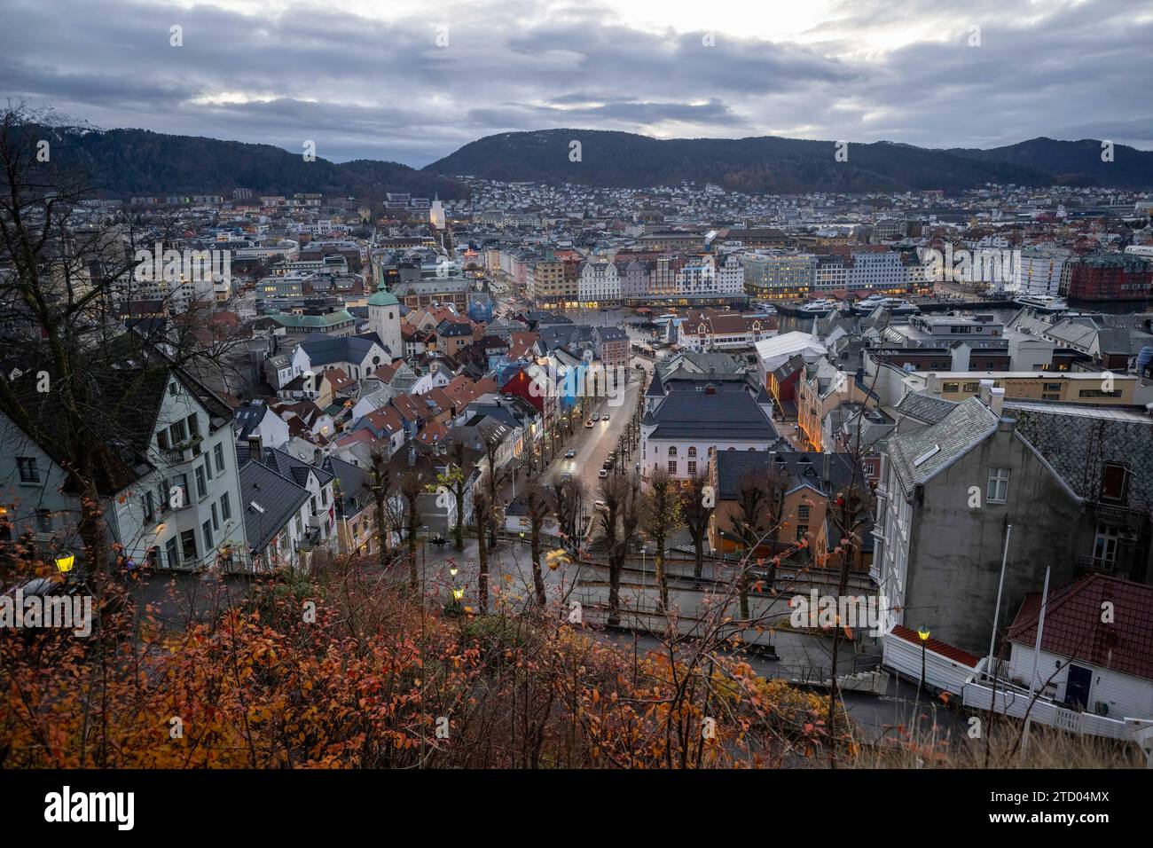 Panoramablick auf die Stadt Bergen vom Stadtteil Ovre Blekeveien in ...
