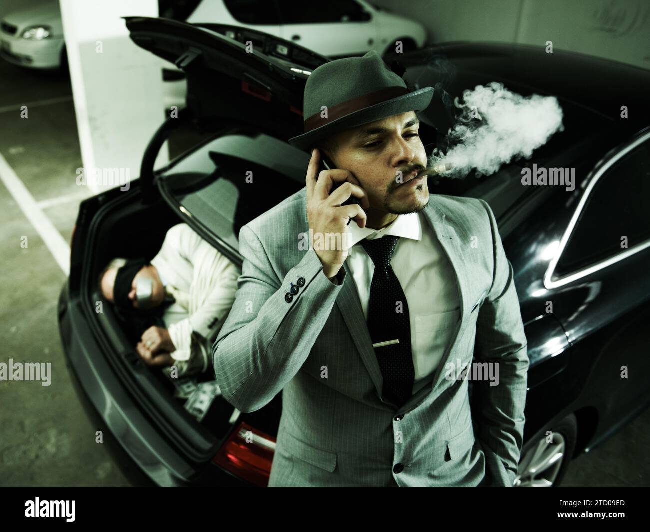 Telefonanruf, Auto und Mann mit Entführung im Kofferraum für ... Telefonanruf, Auto und Mann mit Entführung im Kofferraum für ...