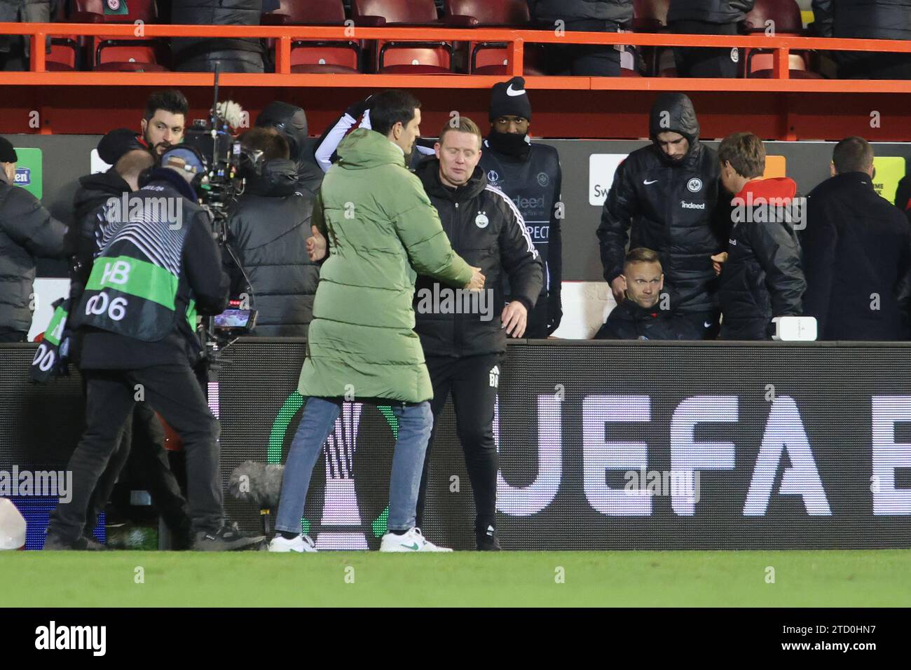 ABERDEEN, SCHOTTLAND - 14. DEZEMBER: Hauptamtlicher Aberdeen-Trainer Barry Robson mit Eintracht ...