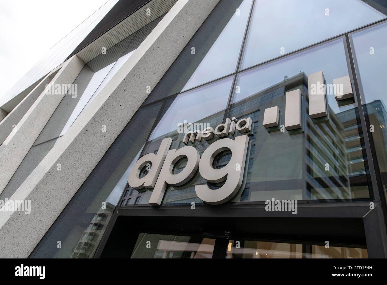 ANTWERPEN – das DPG Media Logo auf der Außenseite des Hauptsitzes von ...