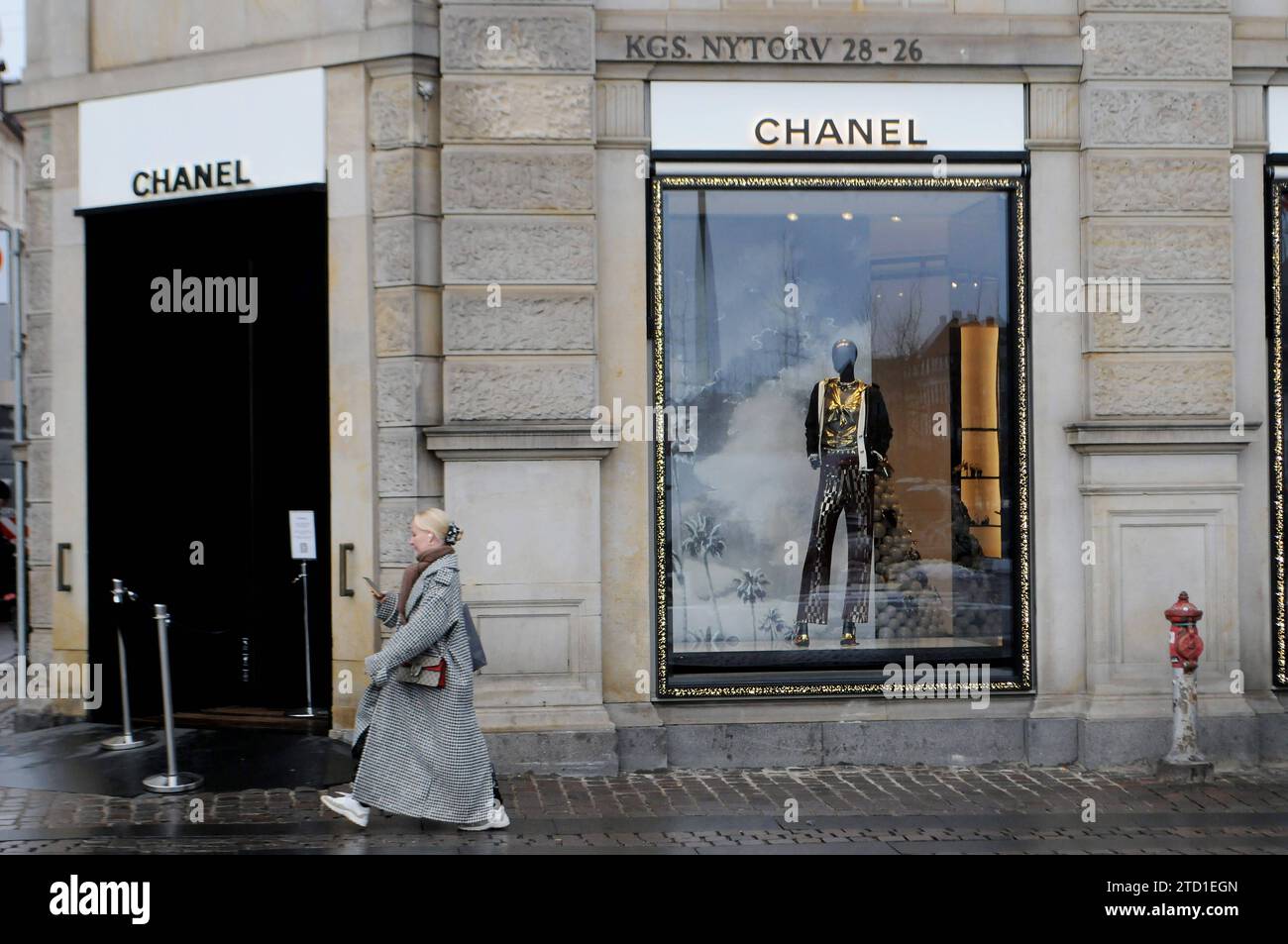 Kopenhagen, Dänemark /15. Dezember 2023/. Die Menschen genießen Chanel ...