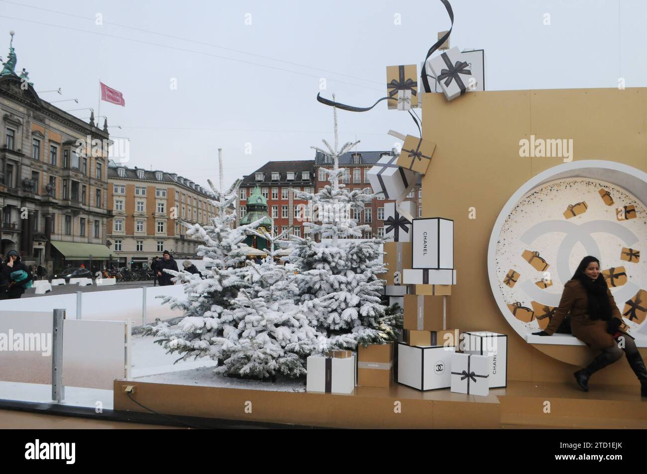 Kopenhagen, Dänemark /15. Dezember 2023/. Die Menschen genießen Chanel ...