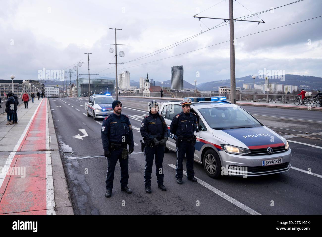 Linz, Österreich. 15. Dezember 2023. Polizei bei einem Protest auf der ...