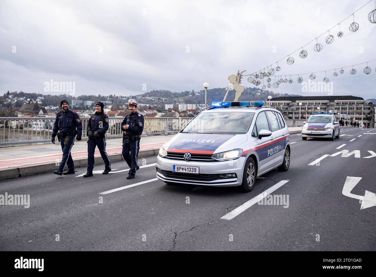 Linz, Österreich. 15. Dezember 2023. Polizei bei einem Protest auf der ...