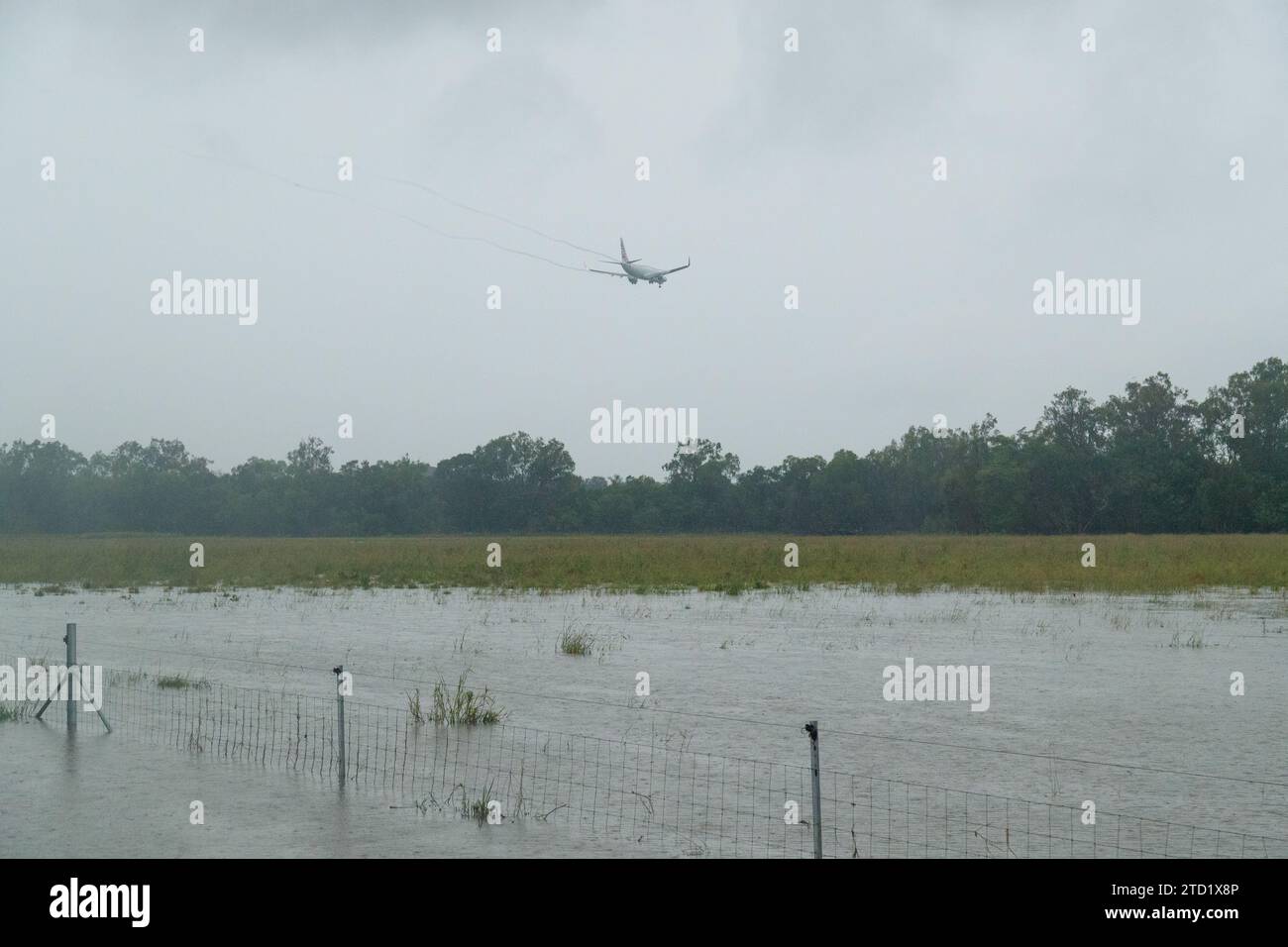 Ein Jet von Virgin Airlines fliegt über ein überflutetes Feld im ...