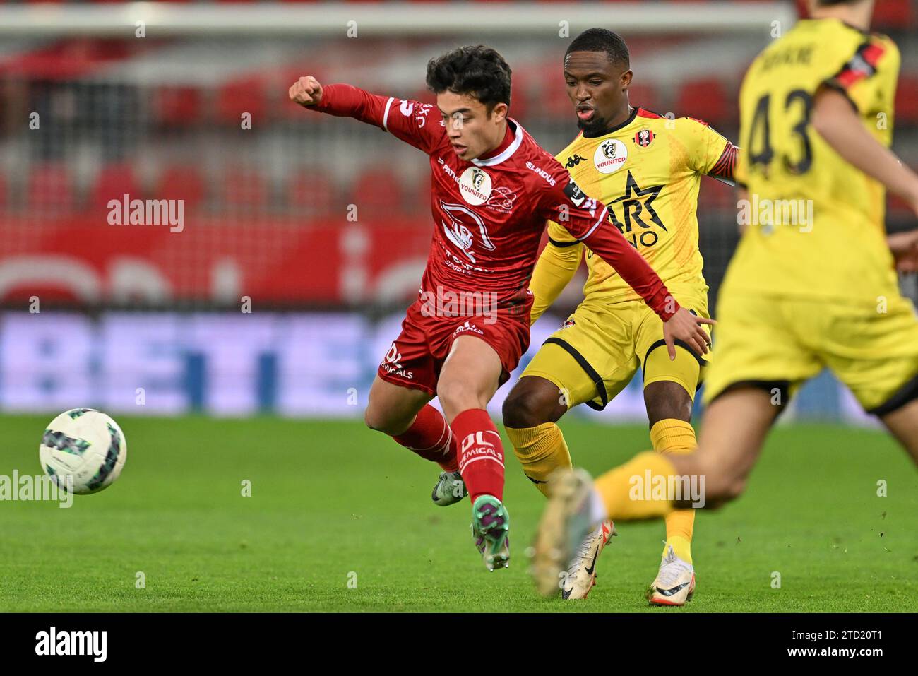 Dylan Demuynck (59) von Zulte-Waregem stellte den Kampf um den Ball mit ...