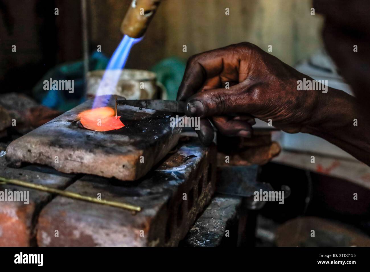 Samwel Mwangi fertigt Schmuck in seinem Geschäft in Kibera Slum am 25. Oktober 2023 in Nairobi ...