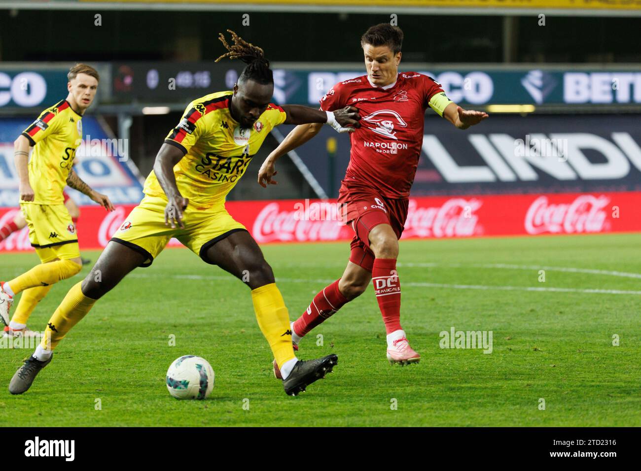 Seraings Marvin Silver Tshibuabua und Essevees Jelle Vossen kämpfen um ...