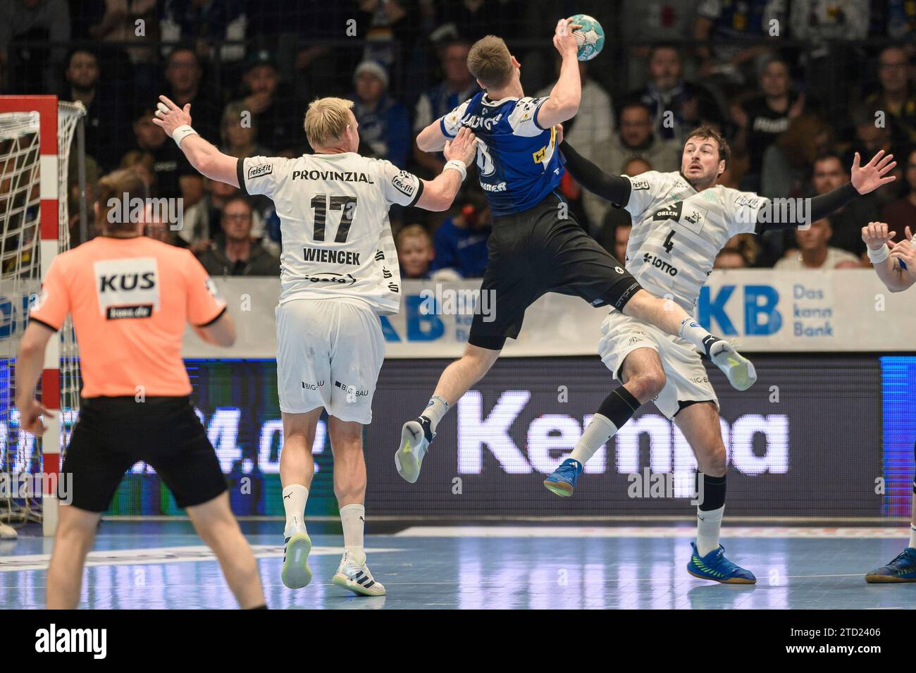 Patrick Wiencek (Kreis, THW Kiel, Nr. 17), Mauel Zehnder (RM, THSV ...