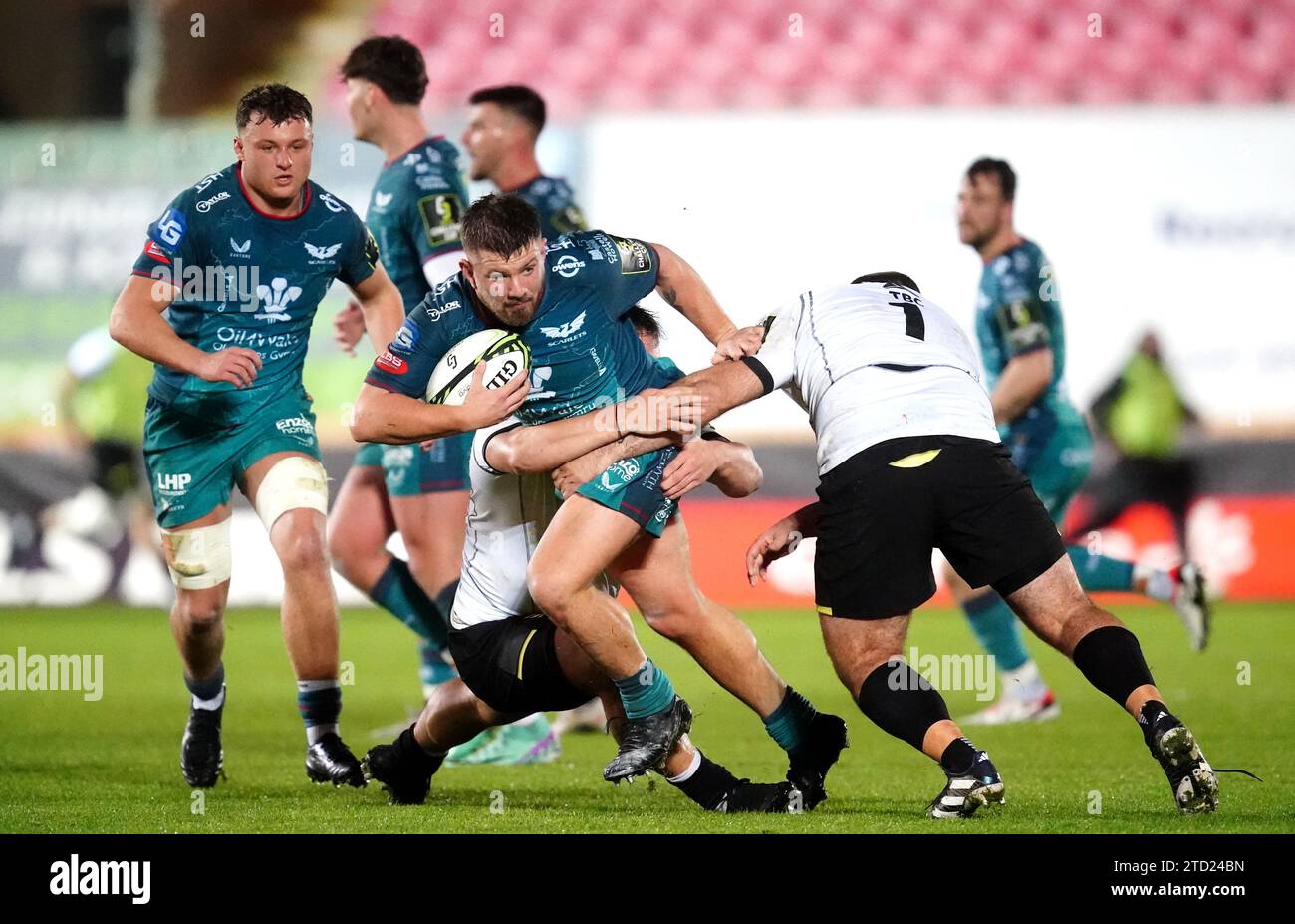 Scarlets' Shaun Evans (Mitte) wird von Dato Abdushelishvili (rechts ...