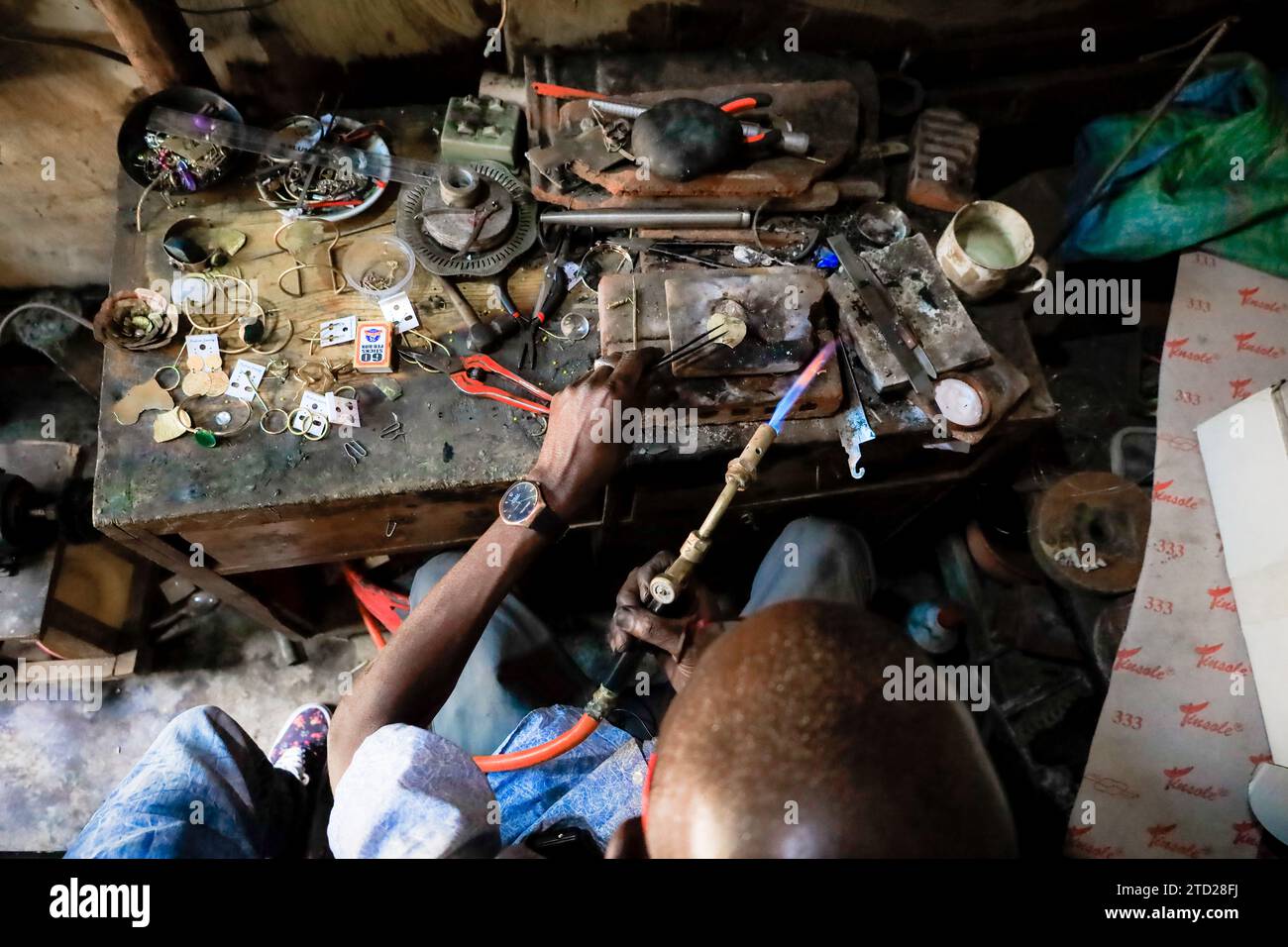 Samwel Mwangi fertigt Schmuck in seinem Geschäft in Kibera Slum am 25. Oktober 2023 in Nairobi ...