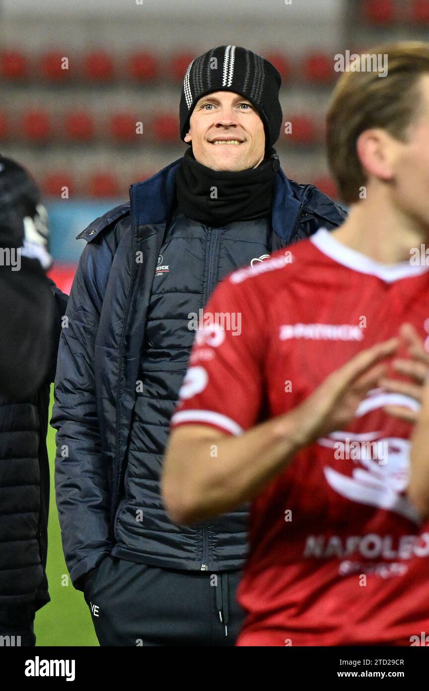 Cheftrainer Vincent Euvrard von Zulte-Waregem feierte am 16 . Spieltag ...