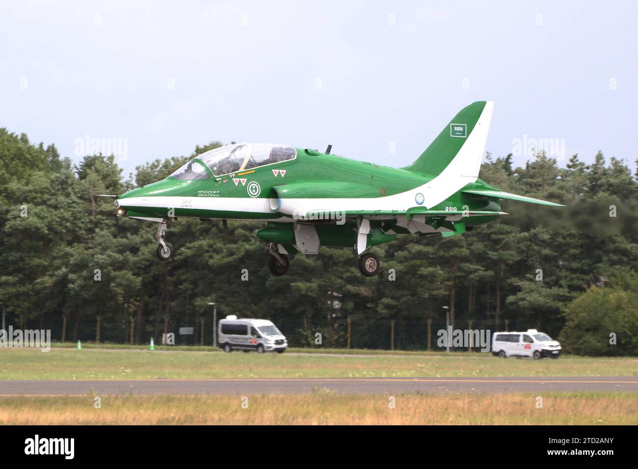 8819 wurde ein BAE Hawk 65 von den Saudi Hawks (oder Saudi Falcons ...