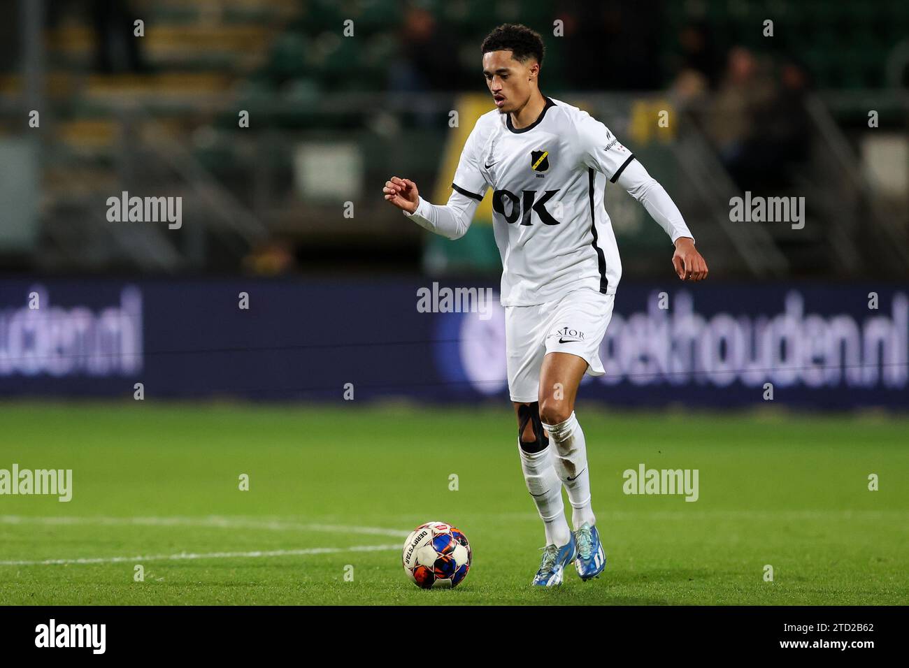 DEN HAAG, NIEDERLANDE - 15. DEZEMBER: Aime Omgba von NAC Breda im ...