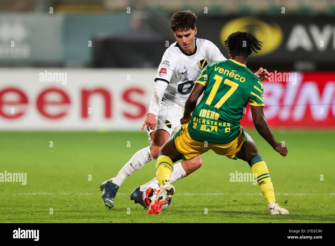 DEN HAAG, NIEDERLANDE - 15. DEZEMBER: Matthew Garbett vom NAC Breda wird von Joel Ideho vom ADO ...