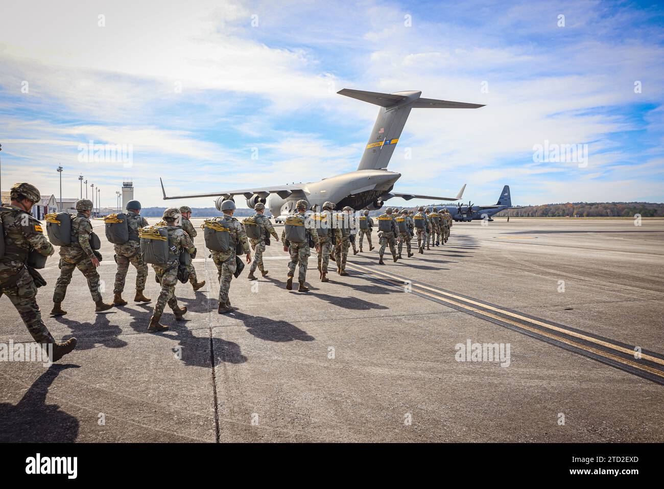 Soldaten der US-Armee laden während der Operation Toy Drop am 12 ...