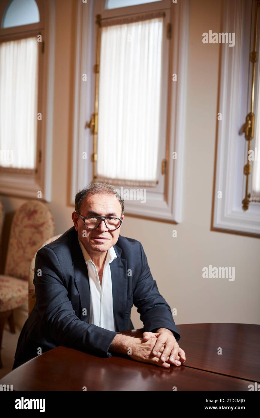 Madrid, 01.11.2023. Porträts des Ökonomen und Schriftstellers iranisch ...