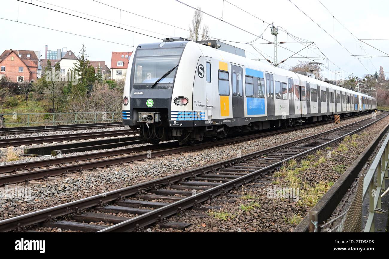 PRODUKTION - 15. Dezember 2023, Baden-Württemberg, Stuttgart: Ein S-Bahn-Zug überquert das ...