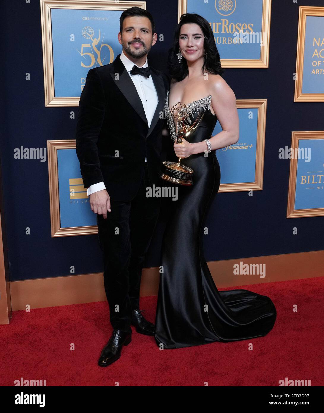 (L-R) Elan Ruspoli und Jacqueline MacInnes Wood posieren mit der ...