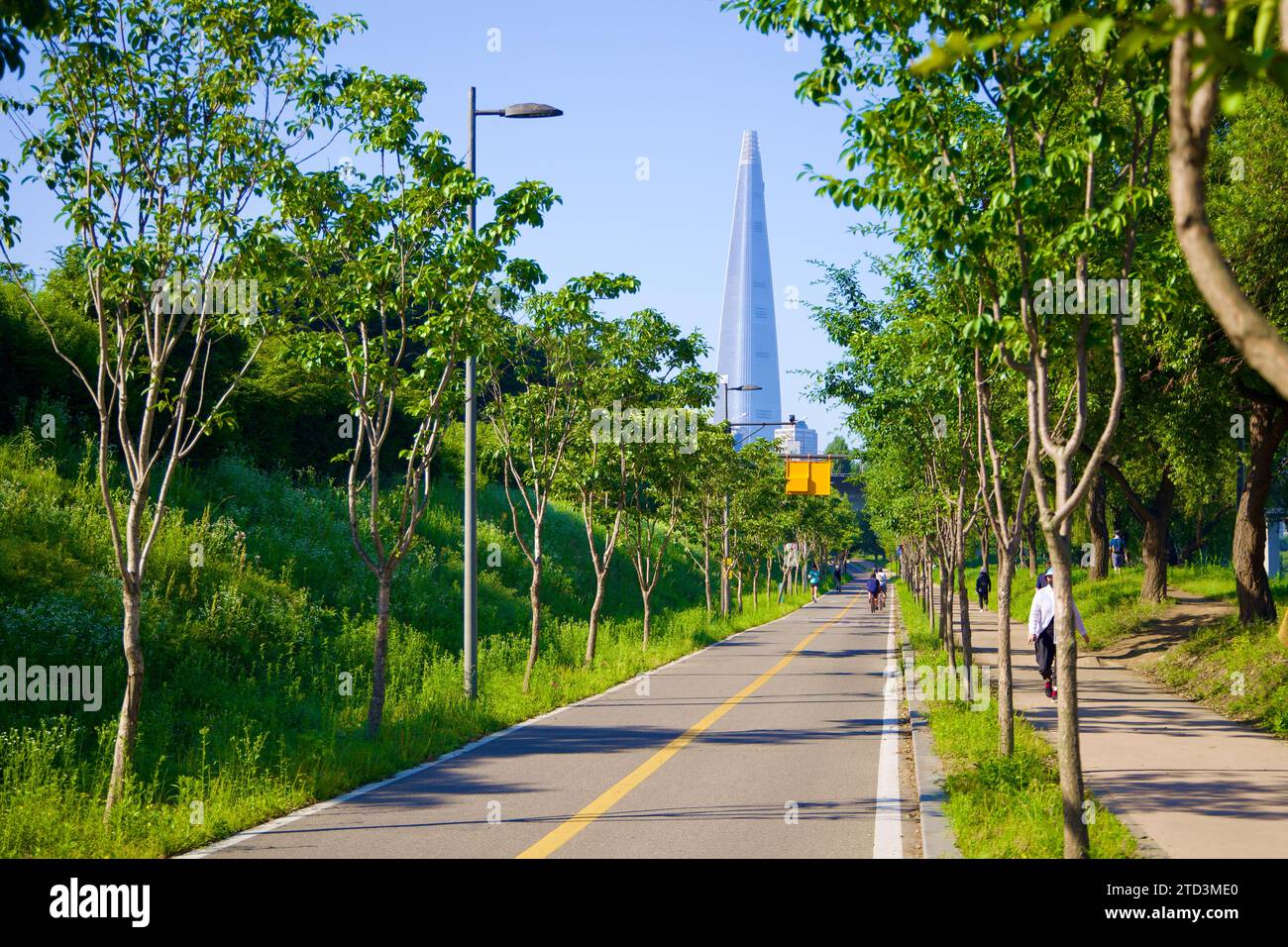 Seoul, Südkorea - 2. Juni 2023: Ein Radweg im Gwangnaru Hangang Park ...