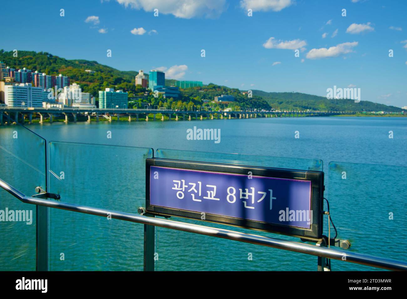 Seoul, Südkorea - 1. Oktober 2023: Das Riverview 8-Schild im ...