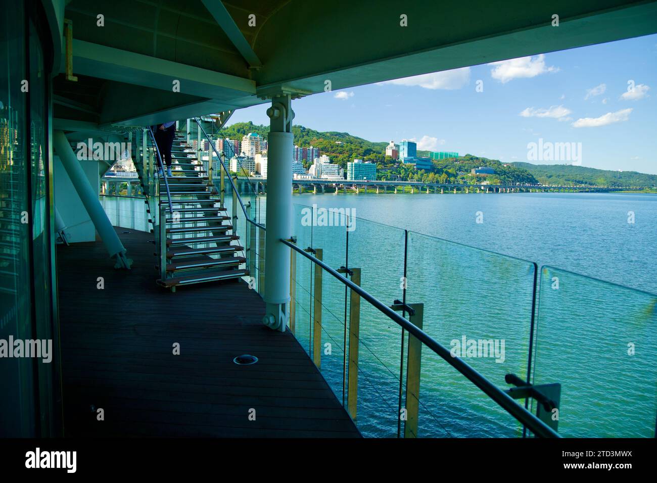 Seoul, Südkorea - 1. Oktober 2023: Treppen steigen vom Riverview 8 ...