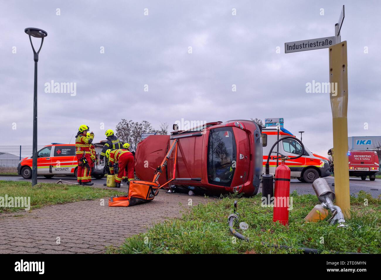 Bitterfeld-Wolfen - Vorfahrt auf Kreuzung missachtet: Auto landet auf der Seite - 2 Verletzte 15 ...