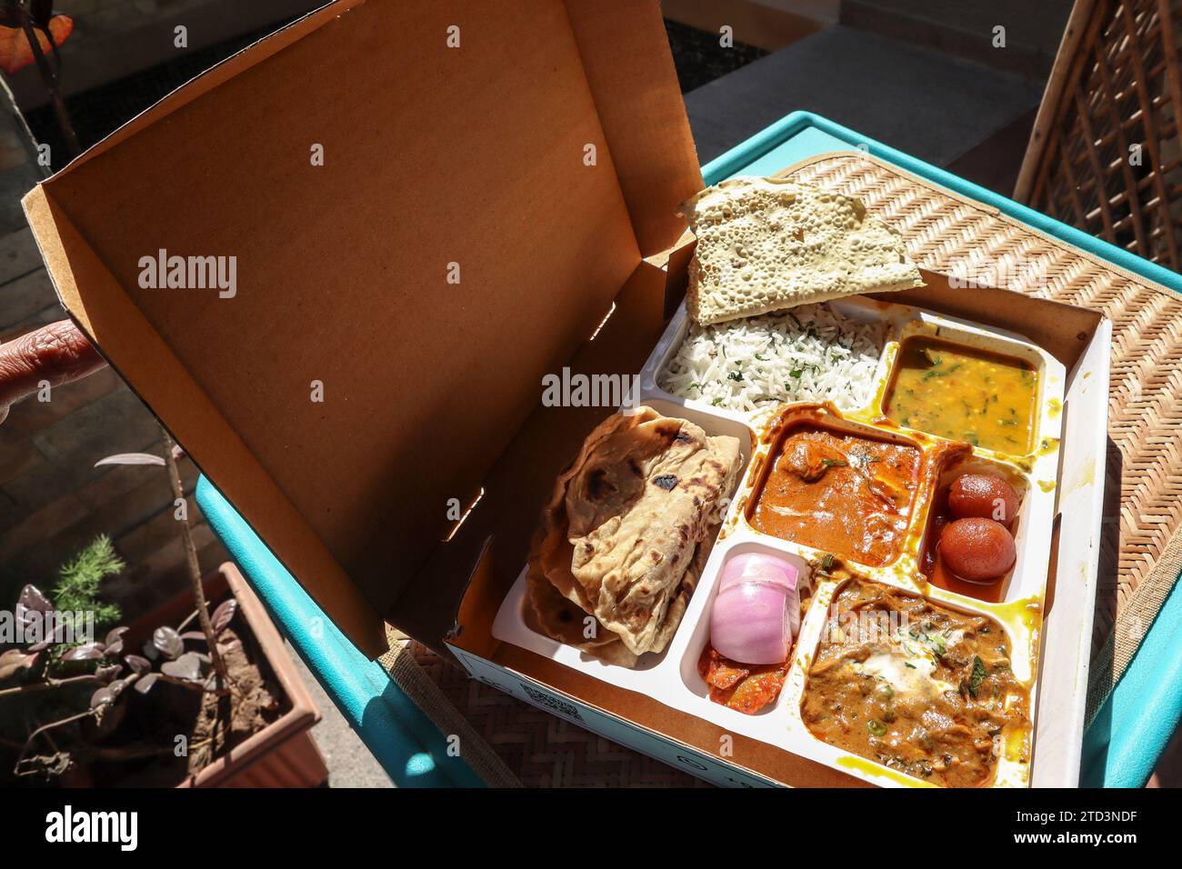 Punjabi Thali in Box. Indisches Mittagessen. Punjabi Thaali aus Roti ...