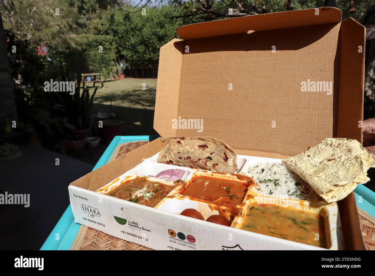 Punjabi Thali in Box. Indisches Mittagessen. Punjabi Thaali aus Roti ...