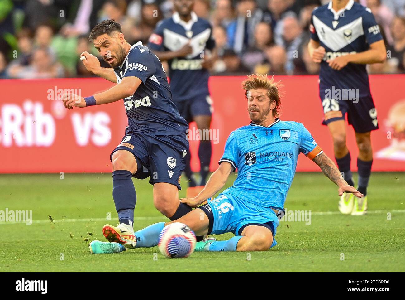 L/R Bruno Fornaroli von Melbourne Victory und Luke Brattan vom Sydney ...