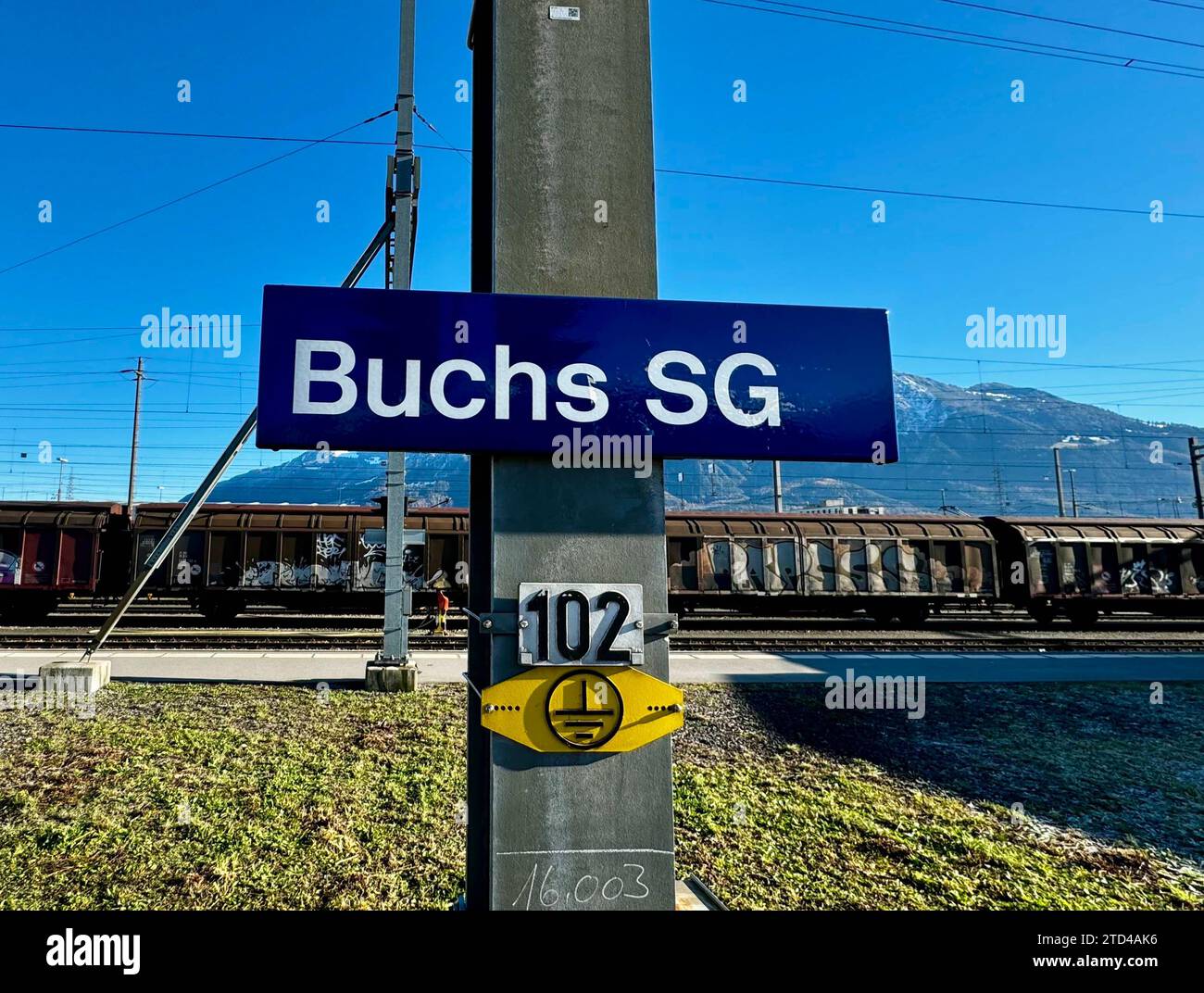 16.12.2023: Bahnhof Buchs, St. Gallen, Schweiz - Bahnsteig, Eisenbahn ...