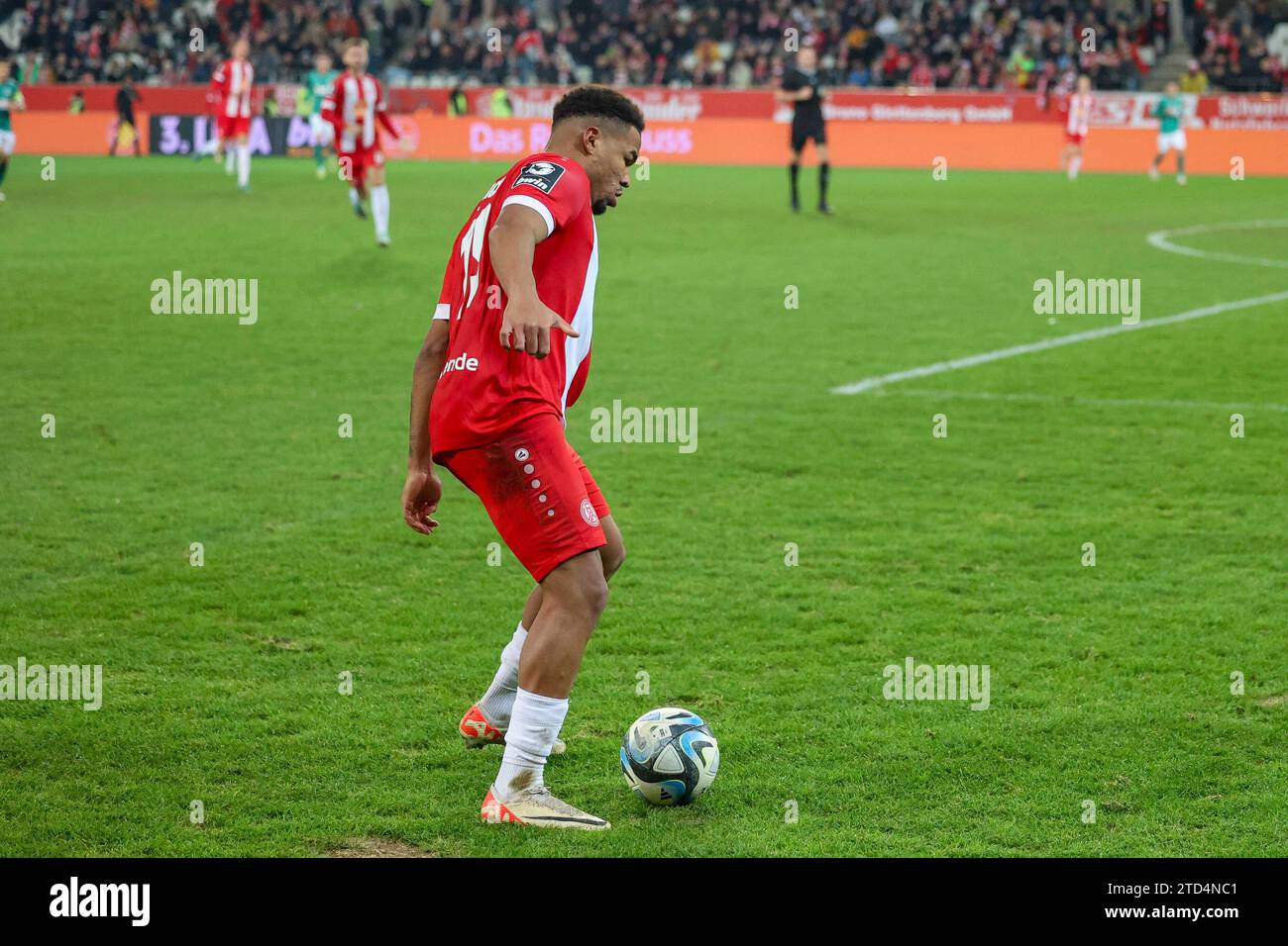 Eric Voufack (RWE) im Angriff Fußball, 19. Spieltag 3 Liga Saison 2023/ ...