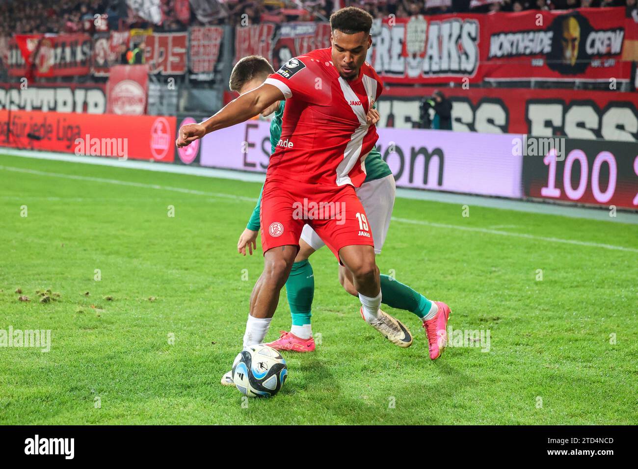 Eric Voufack (RWE) im Zweikampf Fußball, 19. Spieltag 3 Liga Saison ...
