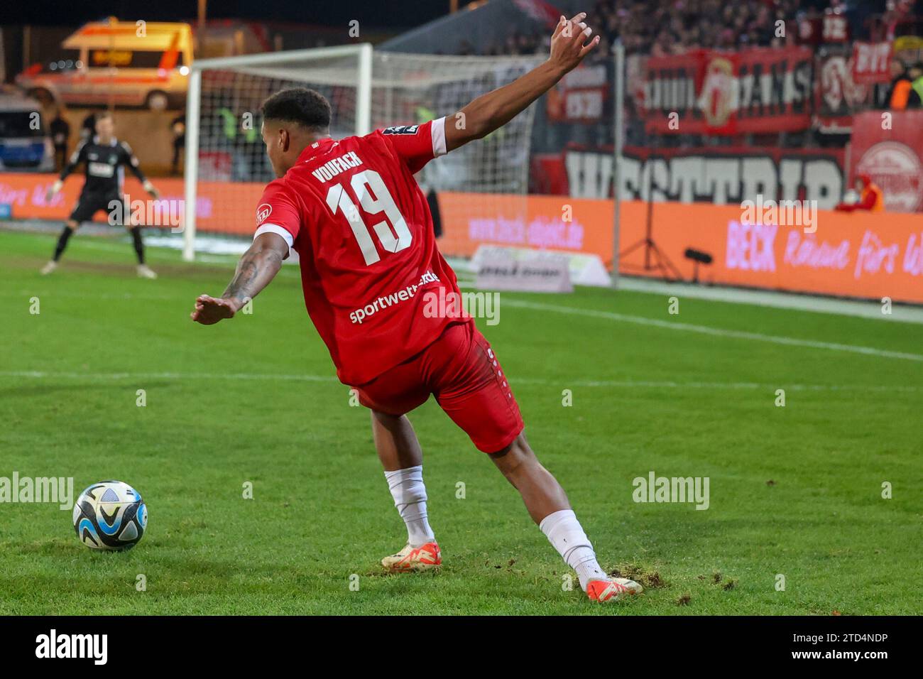 Eric Voufack (RWE) im Angriff Fußball, 19. Spieltag 3 Liga Saison 2023/ ...