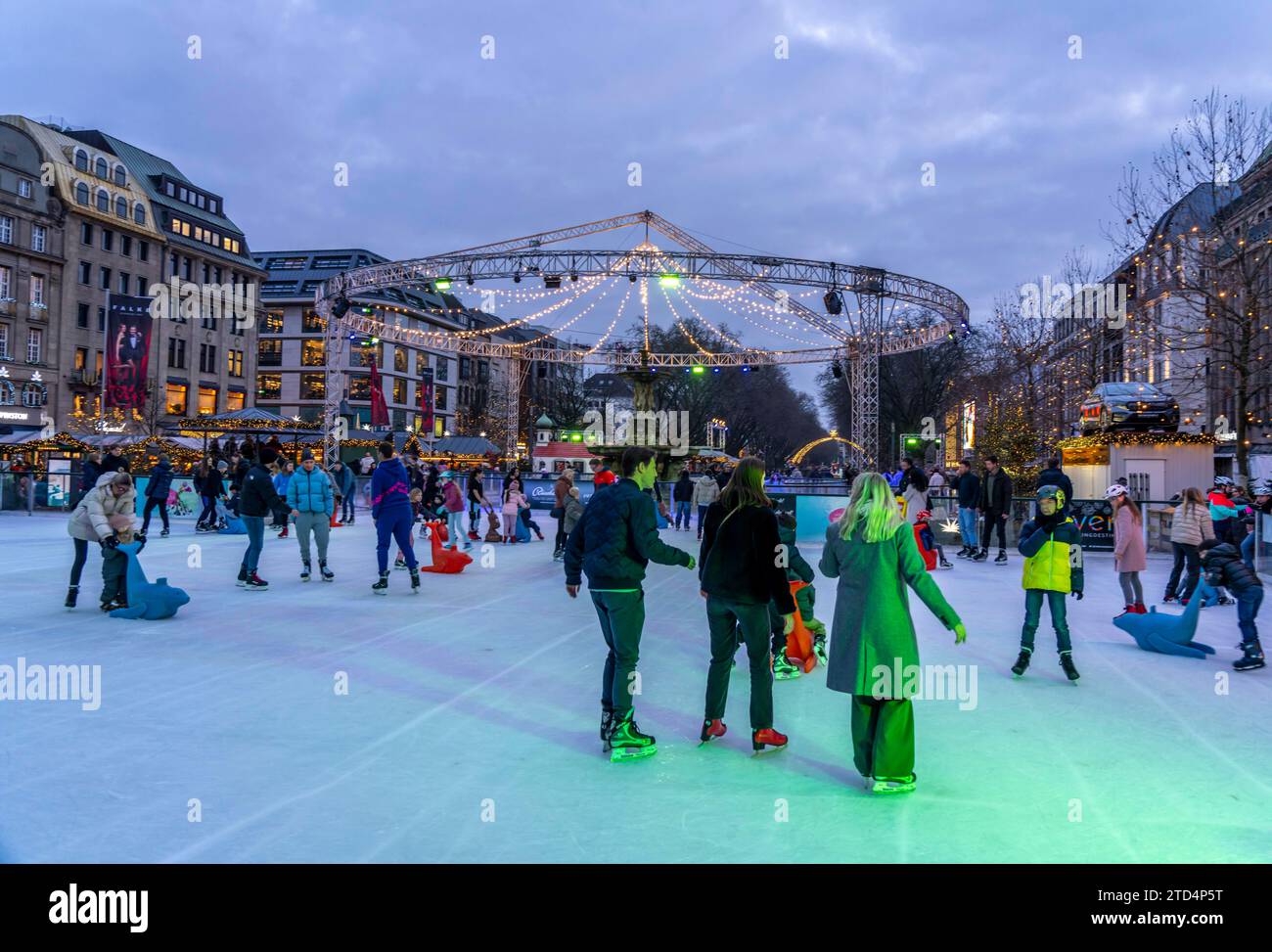 Eisbahn Kö on Ice, am Nordende der Königsallee, Weihnachtsmarkt, t in ...