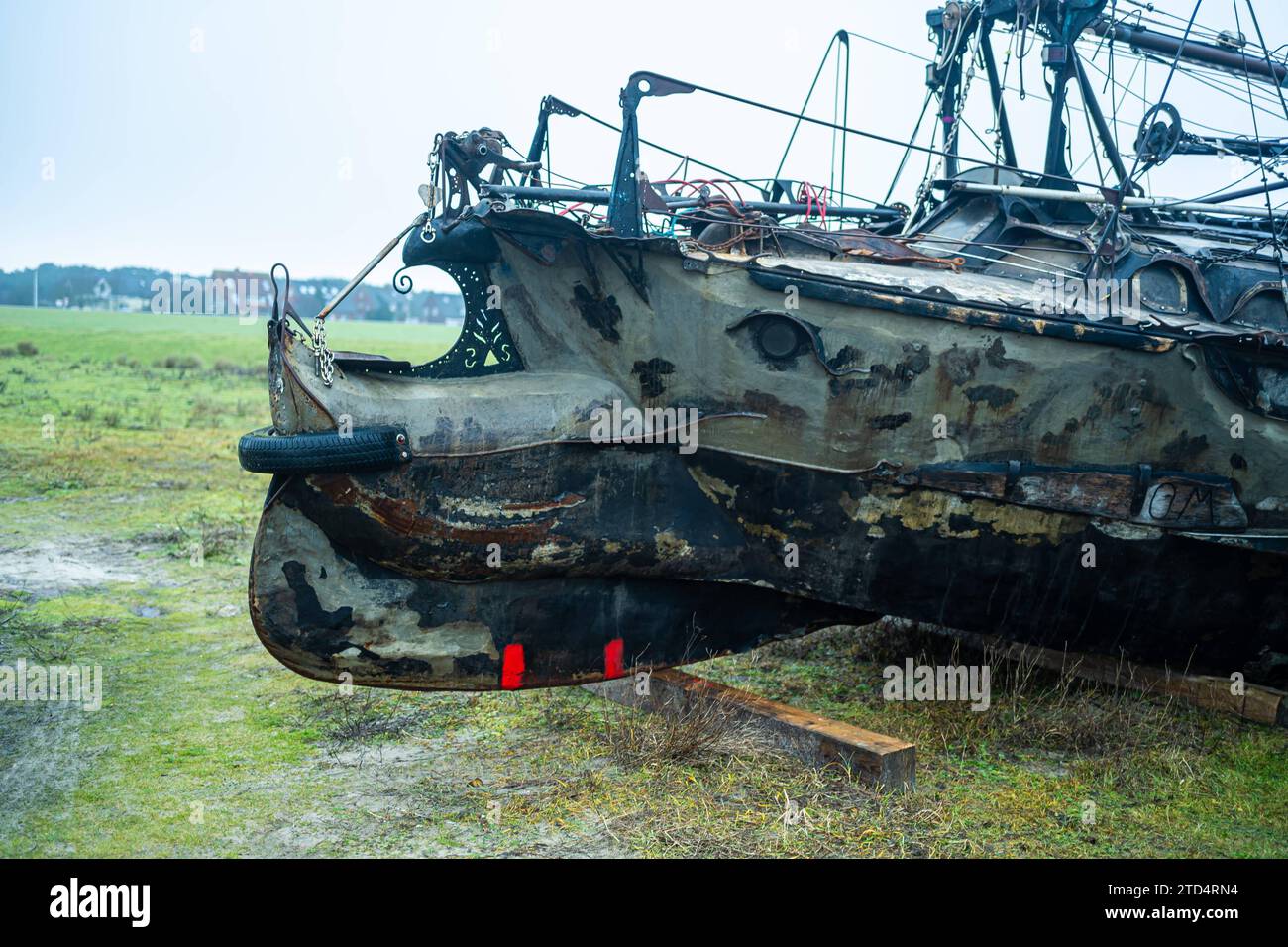 GER skurrilen Segelboot Wibo Geisterschiff hängt auf Norderney fest ...