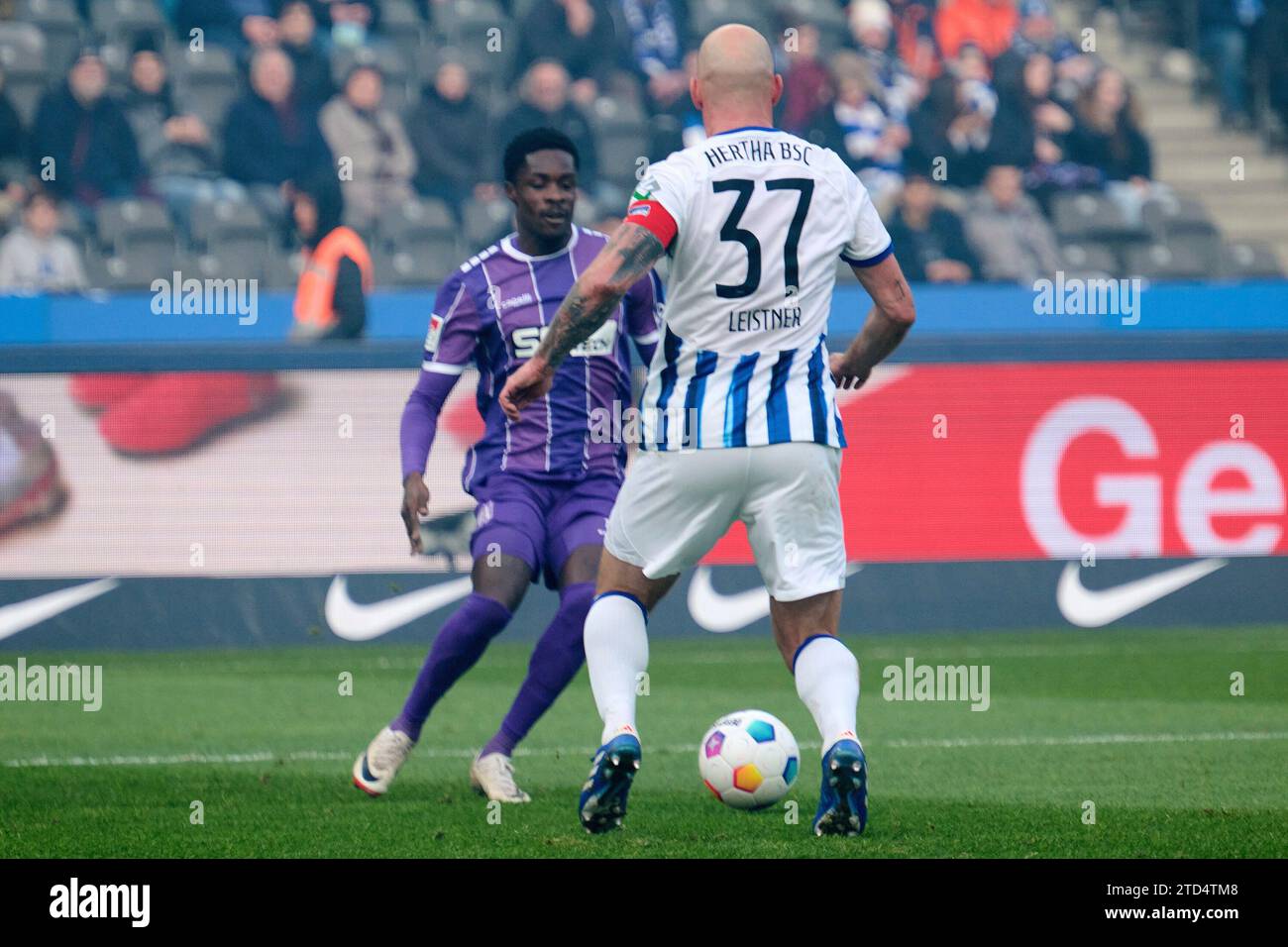 Christian Conthe (VfL Osnabrüeck, #17), Toni Leistner (Hertha BSC, #37) GER, Hertha BSC vs. VfL ...