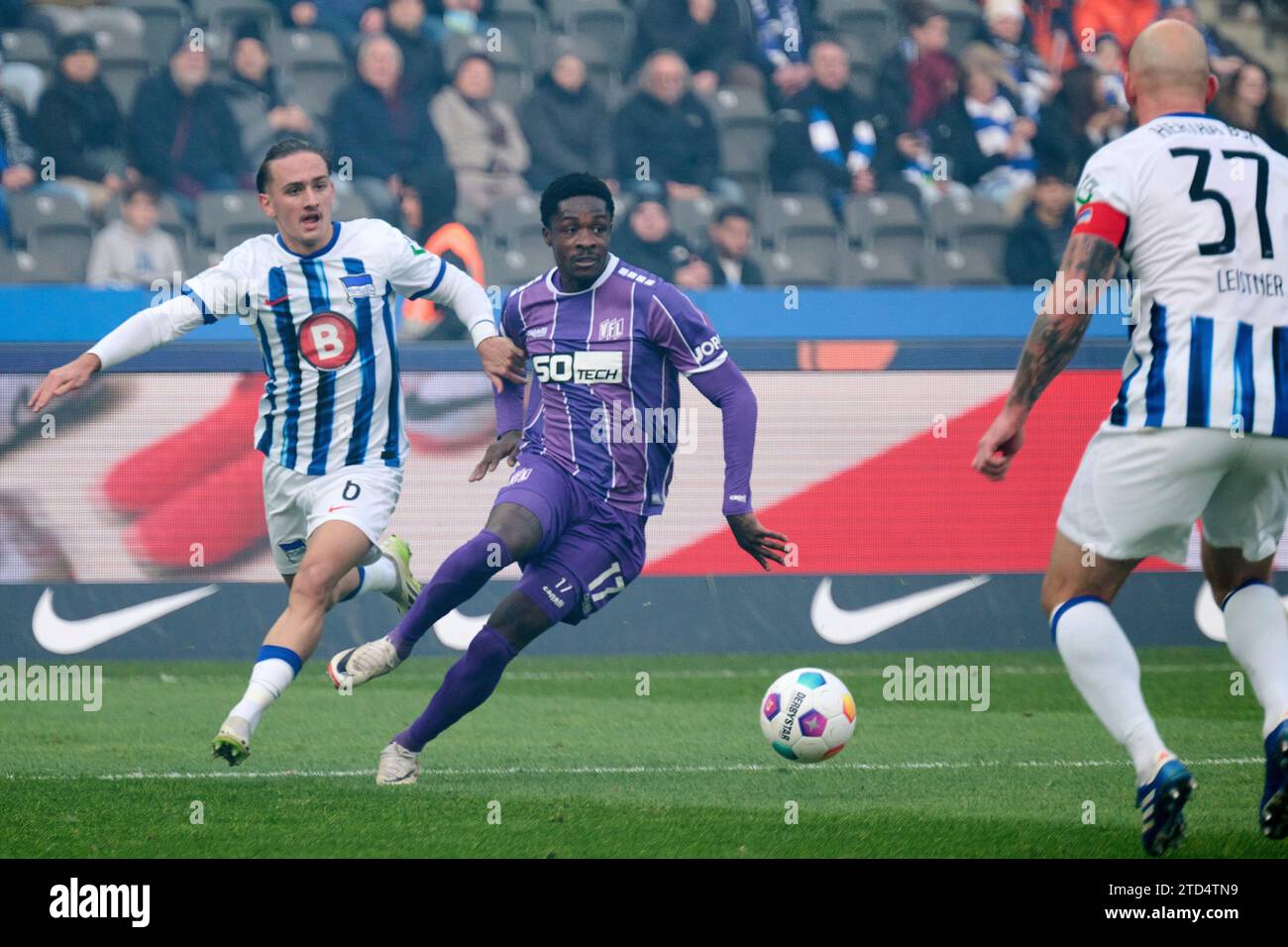 Christian Conthe (VfL Osnabrüeck, #17), Toni Leistner (Hertha BSC, #37) GER, Hertha BSC vs. VfL ...