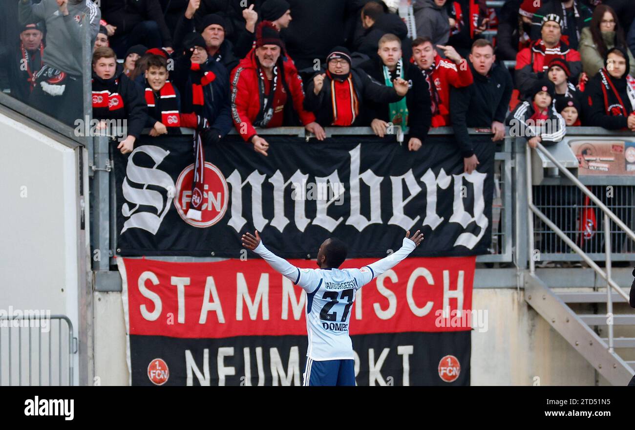 Bild: Torschuetze Jean-Luc Dompe (Hamburger SV, 27) jubelt nach seinem Tor zum 2:0, in Richtung ...