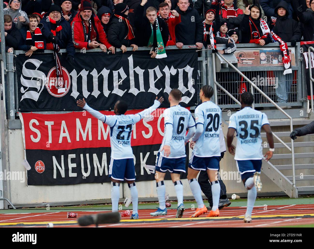 Bild: Torschuetze Jean-Luc Dompe (Hamburger SV, 27) jubelt nach seinem Tor zum 2:0, in Richtung ...