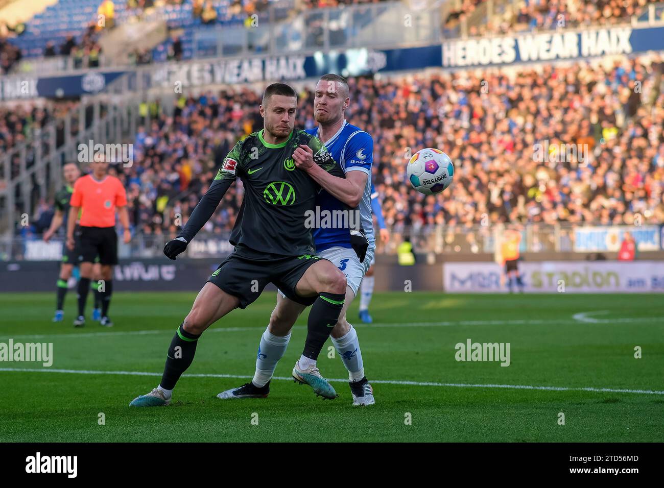 Mattias Svanberg (VfL Wolfsburg, #32) im Zweikampf mit Thomas Isherwood ...