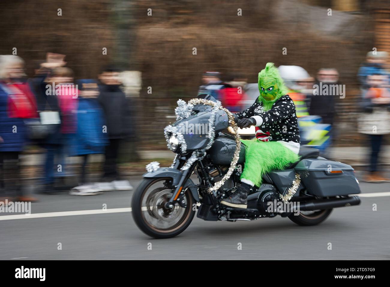 16. Dezember 2023, Berlin: Biker in Verkleidung, hier als Grinch ...
