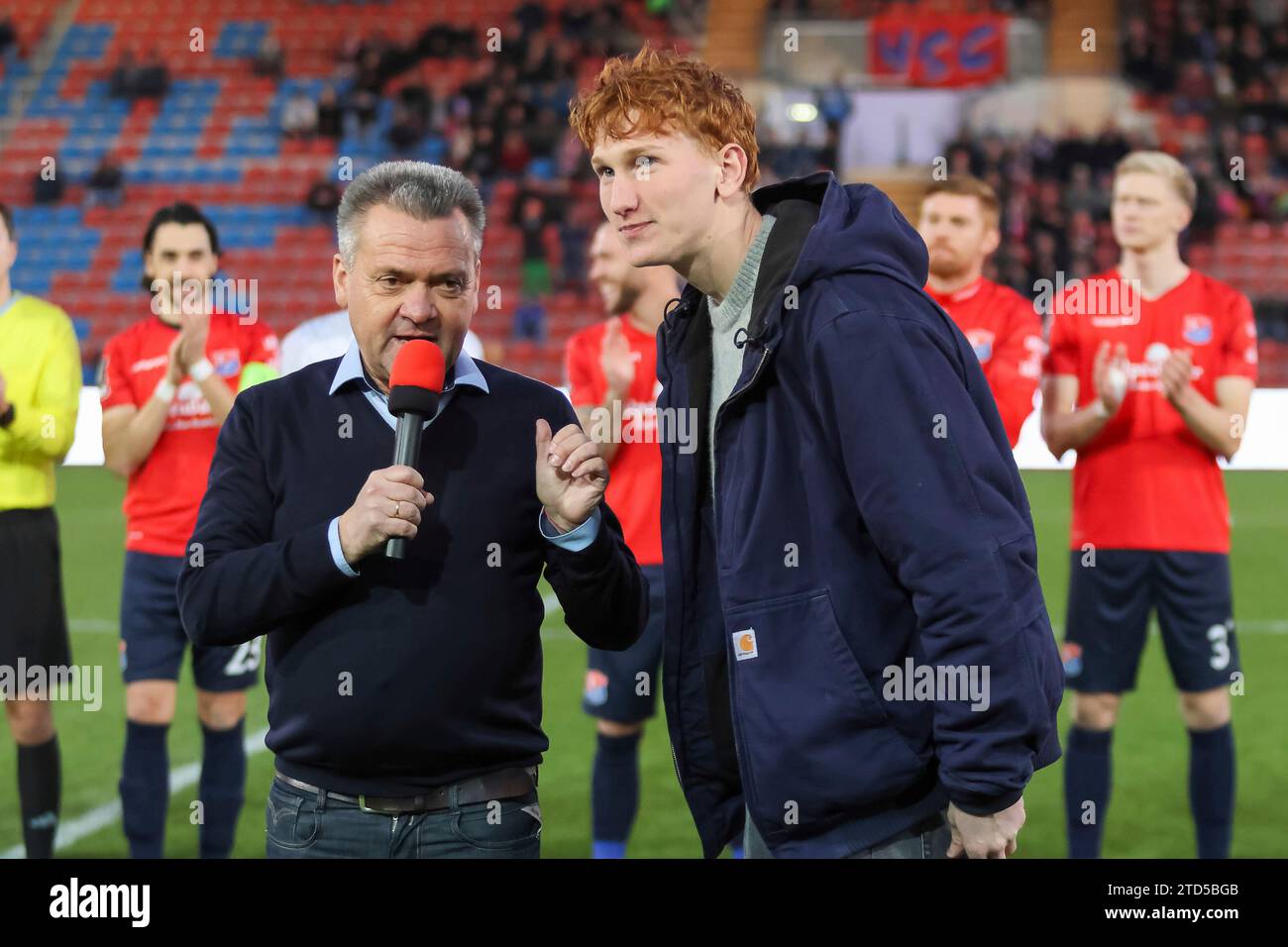 Manfred Schwabl (SpVgg Unterhaching, Praesident) mit Weltmeister Konstantin Heide (SpVgg ...